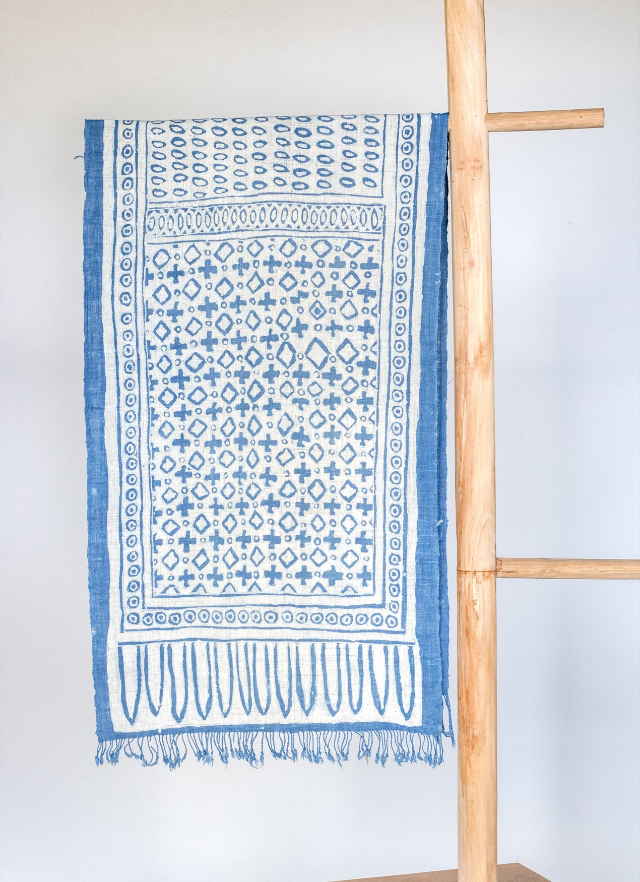 Scarf Sarita Motif Ayam Dikebon – Pithecanthropus Bali