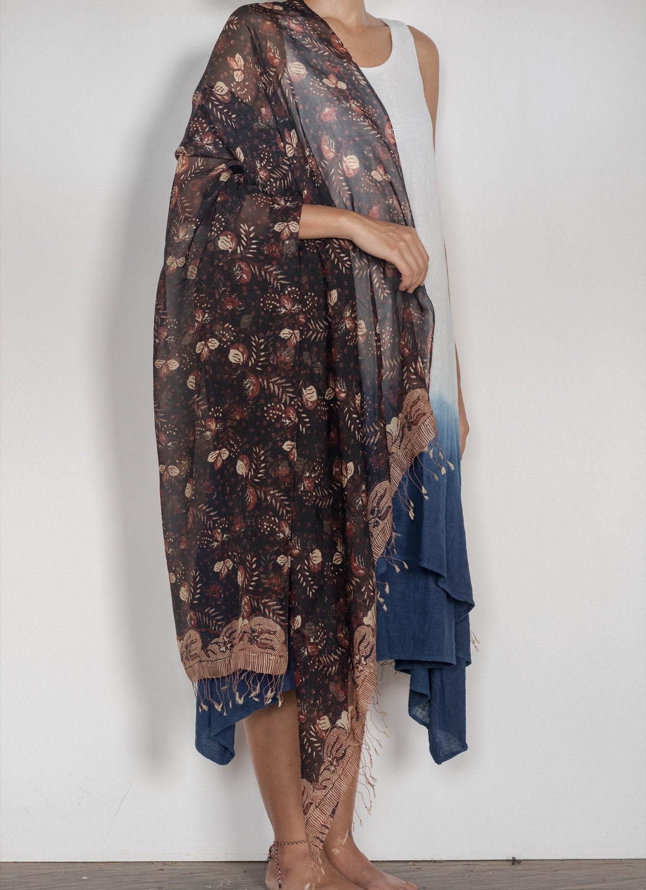 Stola Organdy Scarf – Bunga Merah Biru – Pithecanthropus Bali