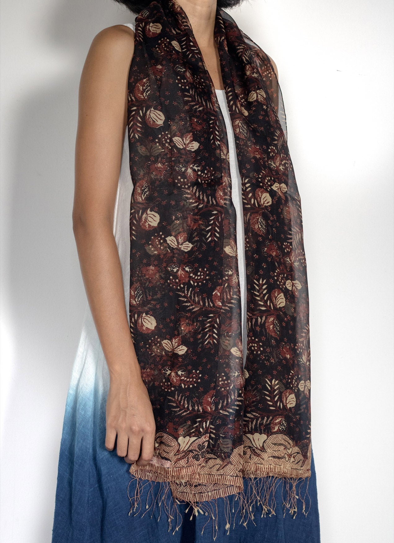 Stola Organdy Scarf – Bunga Merah Biru – Pithecanthropus Bali